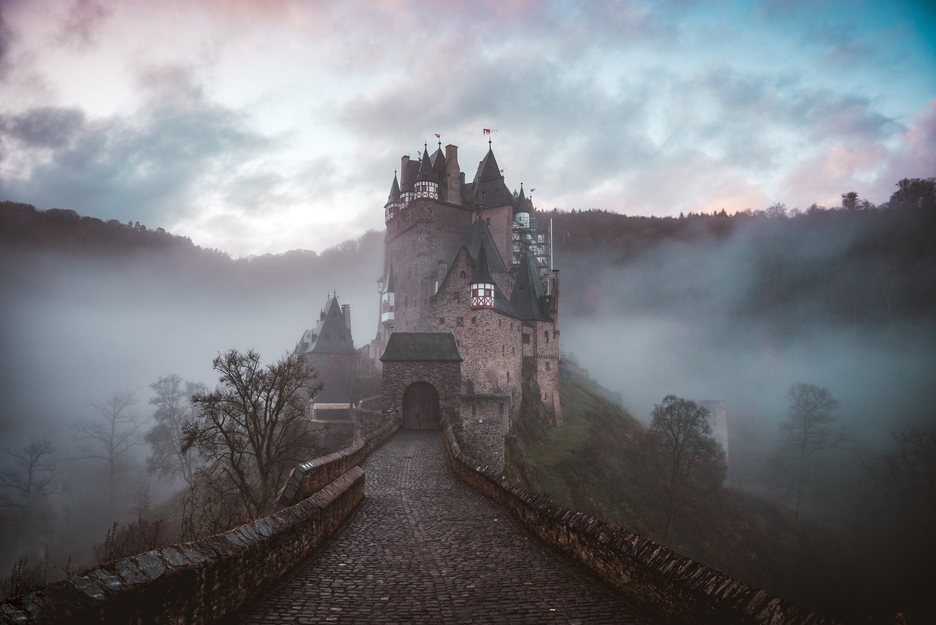 How to Craft the Perfect Story Setting (With Downloadable Template) - Novlr